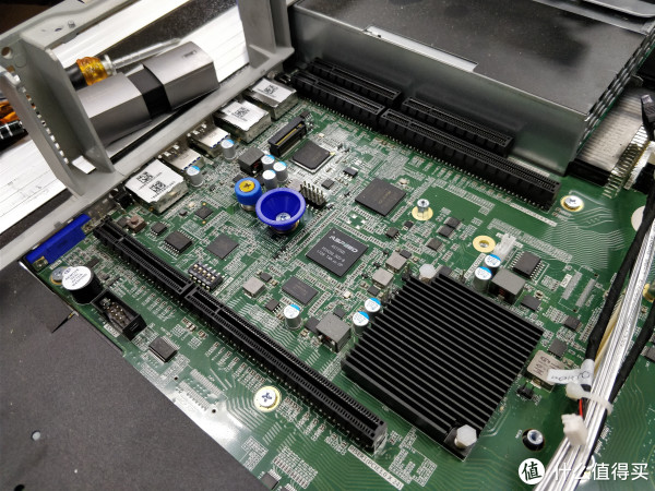 巨炮快评！ 篇六：16核32线程384GB内存！双路Intel至强数据服务器拆解__什么值得买