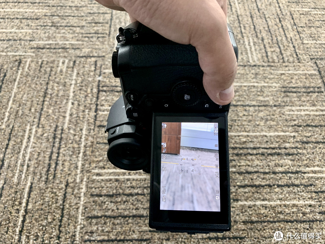 索尼A7M3全面对比松下S1！两万微单套机选哪个？_单电相机_什么值得买