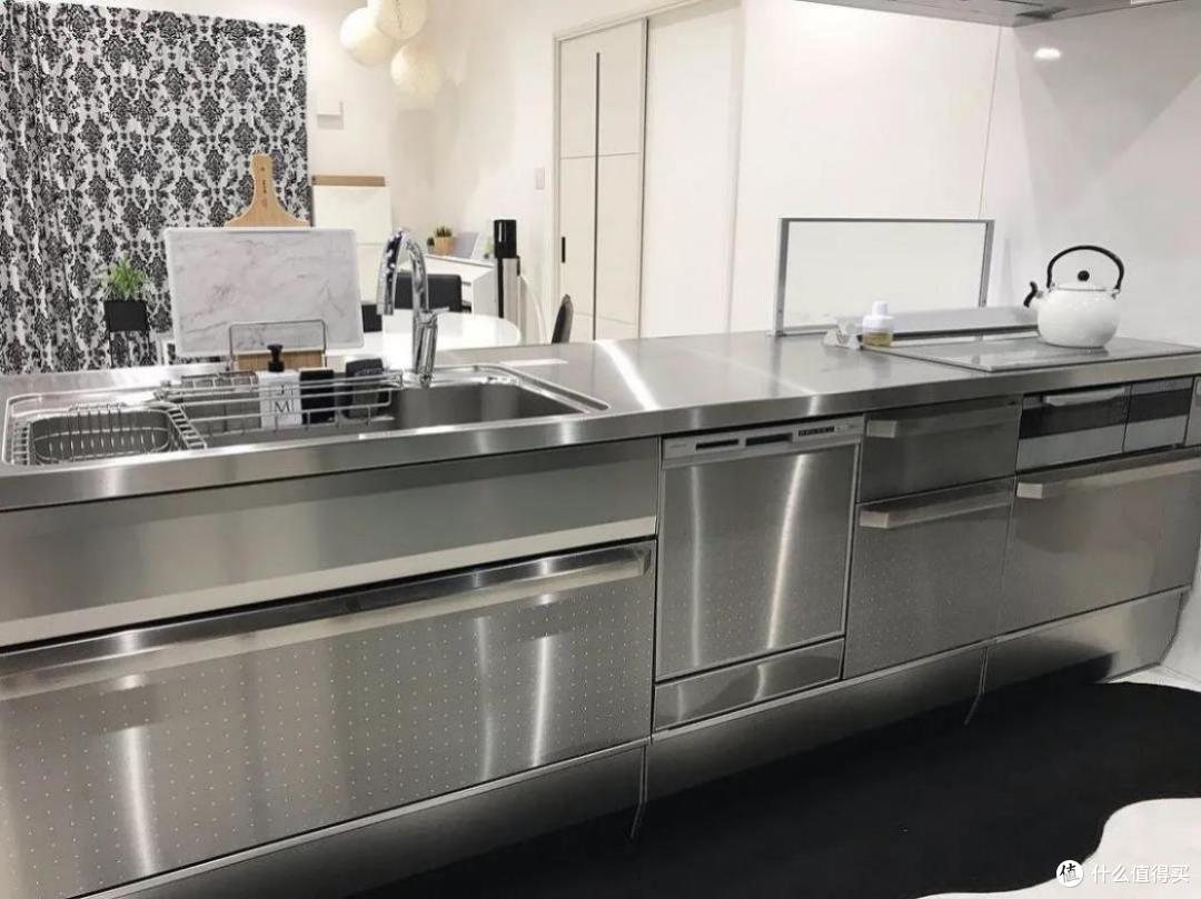 不锈钢橱柜为何会在家庭中“失宠”？原因很简单，缺点一目了然_橱柜_什么值得买