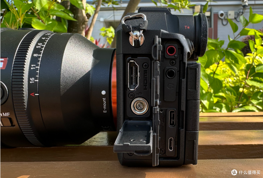 Sony A7R5 加入 AI 强化对焦，屏幕翻揭角度更多变化_相机_什么值得买