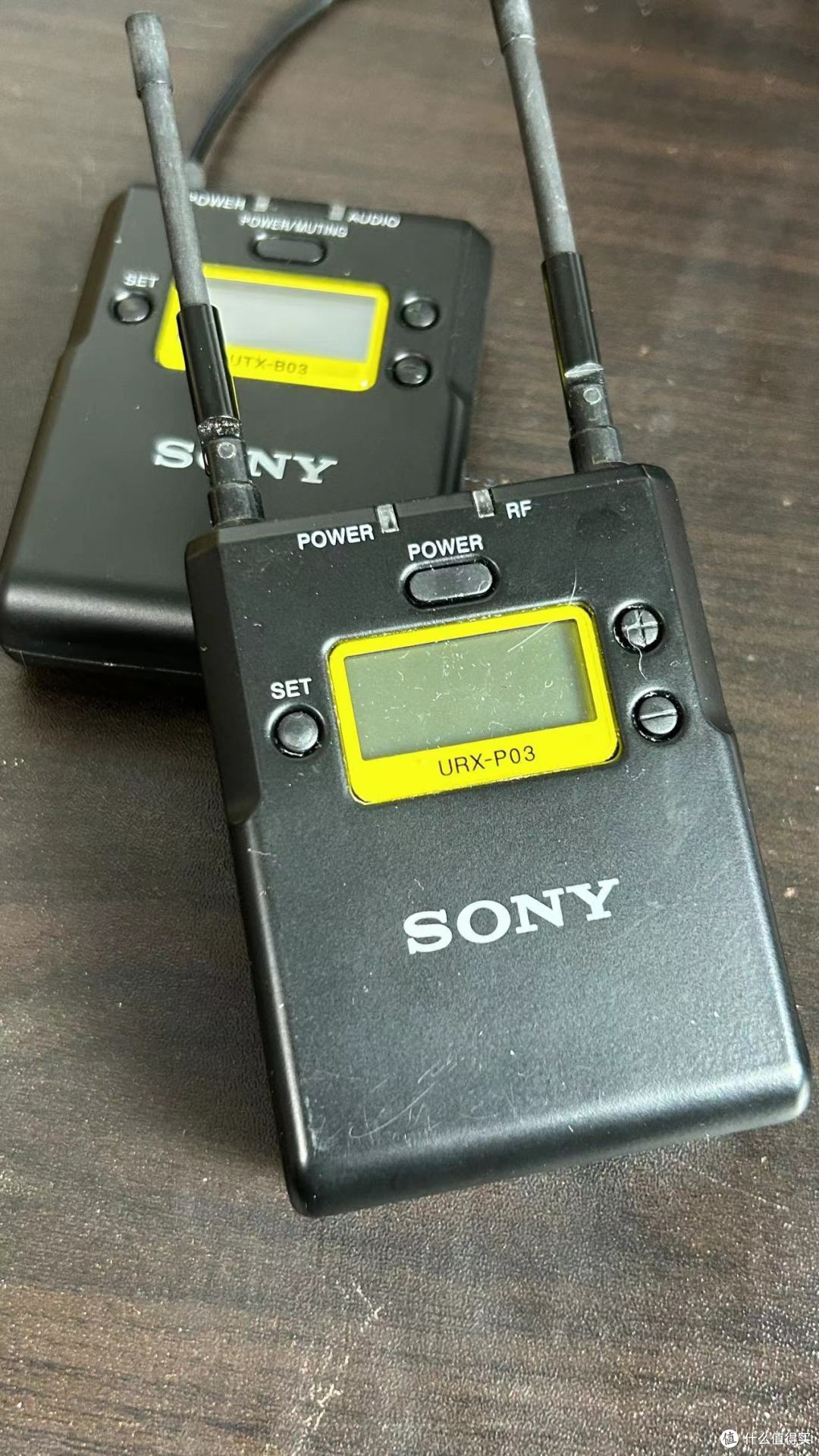 SONY D11 小蜜蜂居然也有假货！！！UTX-B03+URX-P03无线麦克风假货完全拆解告诉你如何识别和避免被骗！_麦克风_什么值得买