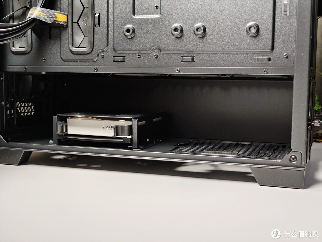 扎实稳健，低调奢华，轻松装下RTX 4090 - 安钛克 P20CE机箱设计解析_机箱_什么值得买