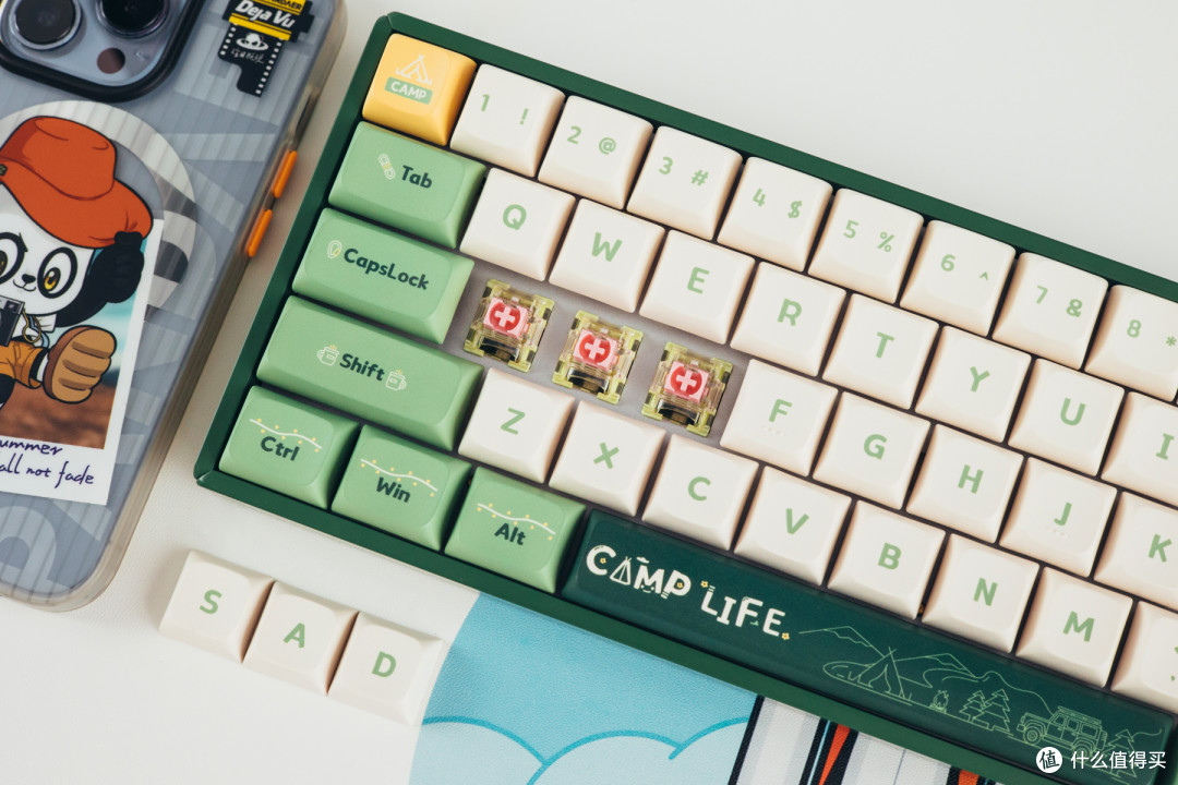 颜值桌搭必备，三模热拔插加持，IQUNIX F65露营&ZX75日落遐想机械键盘上手_键盘_什么值得买