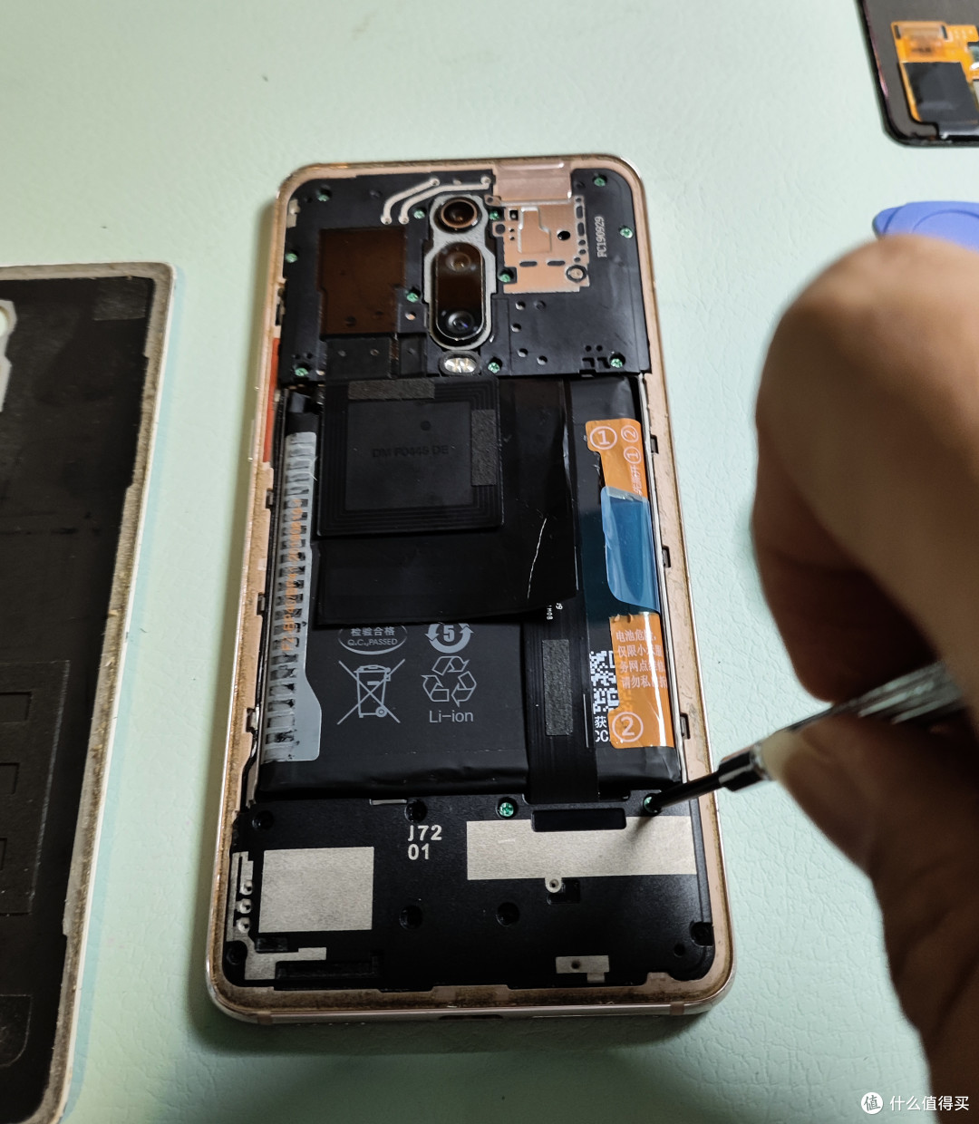 身为值友能省则省篇三：刚换完电池的红米K20P在新疆摔坏了内屏，只能继续自己动手更换屏幕总成_安卓手机_什么值得买