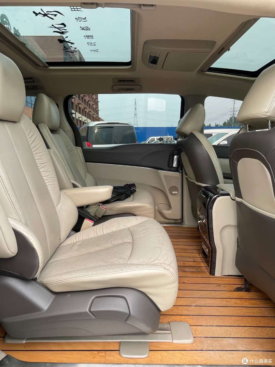 以下是一些别克GL8内饰设计的特点_MPV_什么值得买