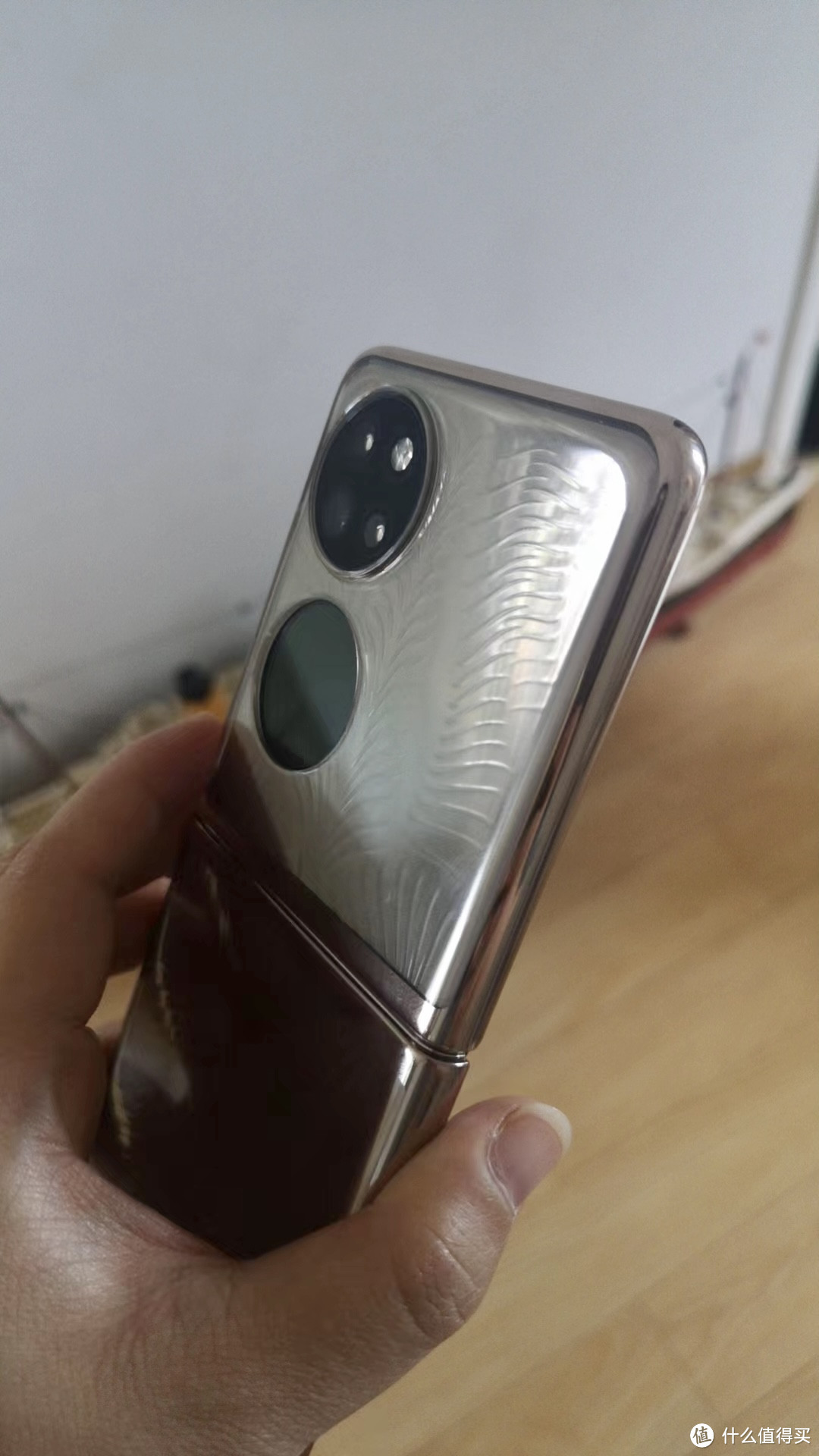 说说花17999元买了华为P50pocket艺术定制版的值与不值，普通人有必要去赶这波折叠潮吗？_手机_什么值得买