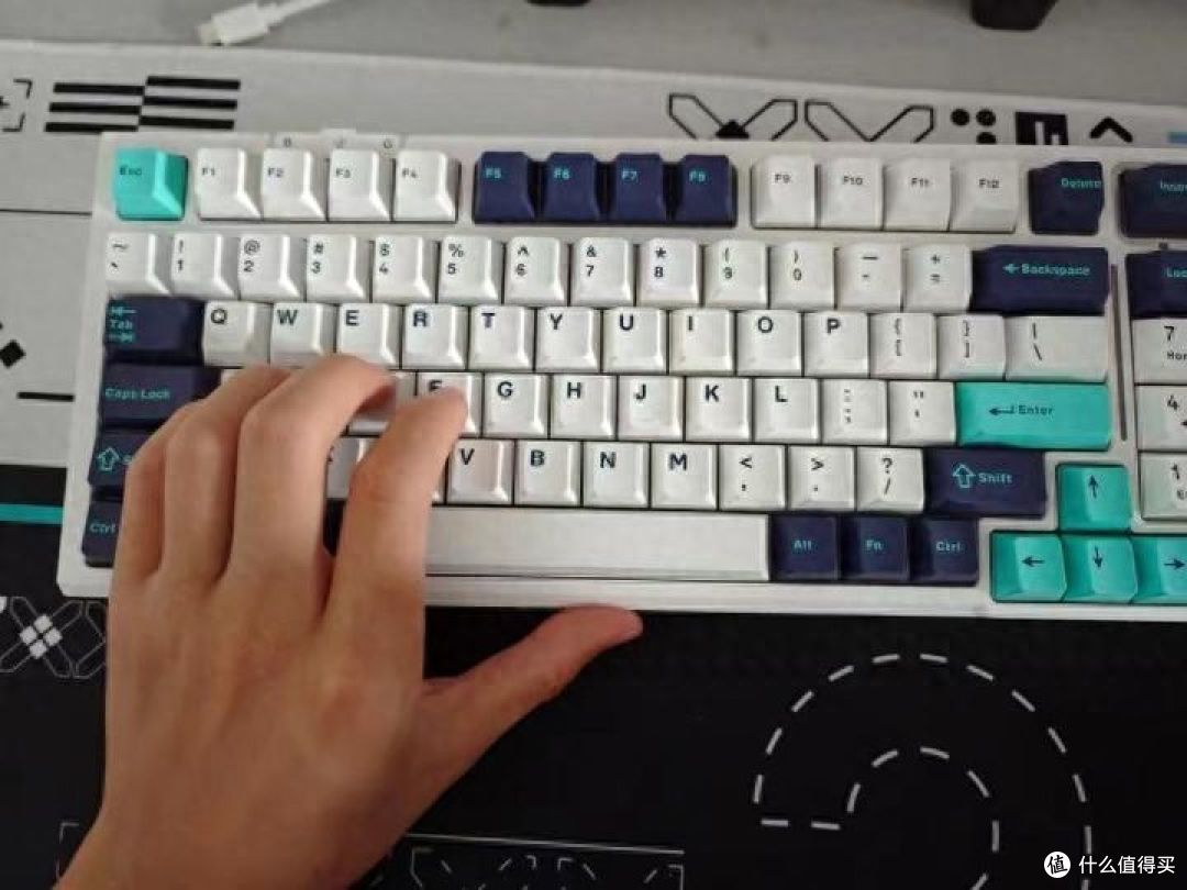 高性价比，可随心搭配轴体，卷王RK R98三模无线机械键盘_键盘_什么值得买