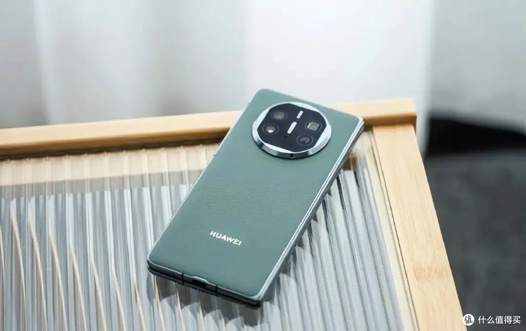 华为Mate70 Pro惊艳亮相：无孔全面屏+麒麟9100芯片+光影四摄，感觉Mate60不香了_手机_什么值得买