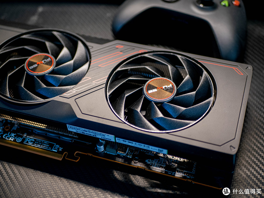 7700XT值不值得买？2K游戏卡，6800XT平替？4070同级性能？蓝宝石RX7700XT白金版上手体验！_显卡_什么值得买