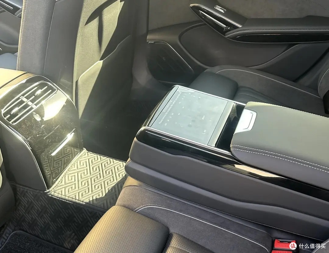 新增2.5T V6和采埃孚8AT！隐藏门把手+双联屏，全新红旗H9到店实拍_轿车_什么值得买