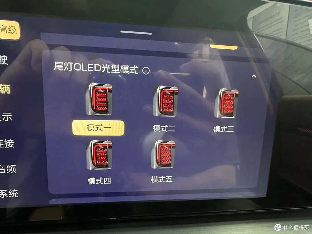 新增2.5T V6和采埃孚8AT！隐藏门把手+双联屏，全新红旗H9到店实拍_轿车_什么值得买