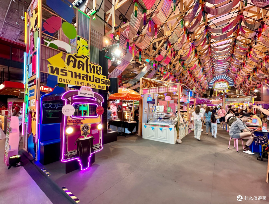 来泰国必打卡的新开EMSPHERE商圈，设有50 米长的水隧道迎接泼水节，2024 年 4 月活动满满_国外当地玩乐_什么值得买
