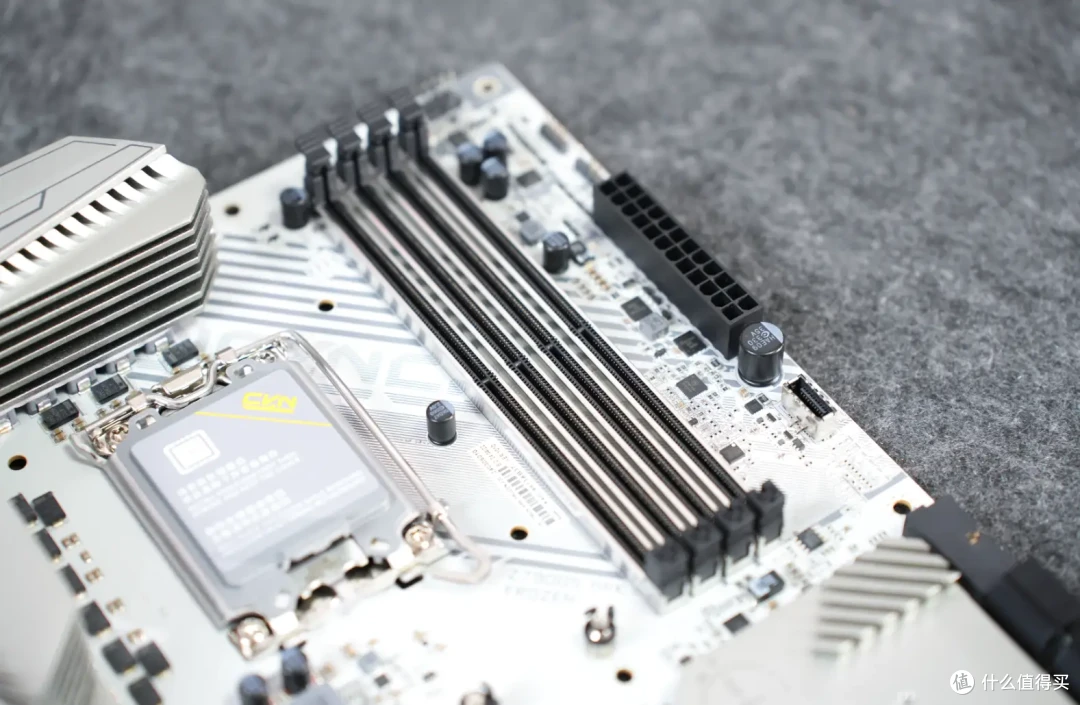 最能打的“中端”Z790主板来了！七彩虹CVN Z790D5方舟上手实测_主板_什么值得买