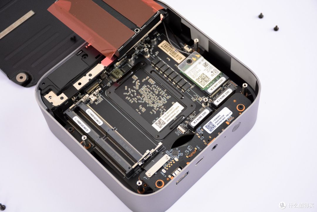 准系统却送系统盘？零刻SER8安装内存和硬盘：这次性能和散热越级了_商用电脑_什么值得买