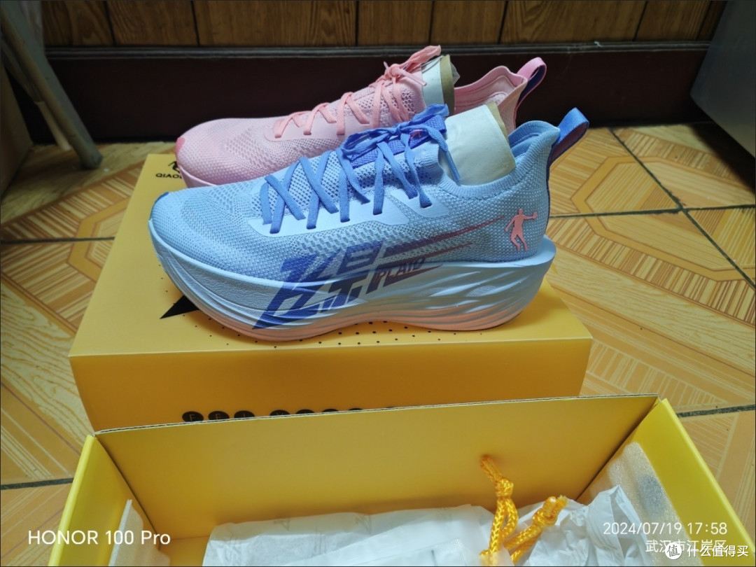 比赛季要来了，飞影PB4与飞影Plaid，选贵的还是选对的？_跑鞋_什么值得买