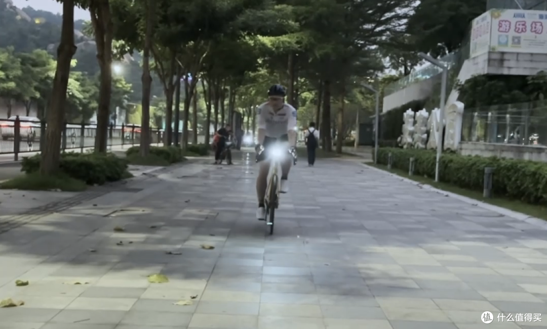 我们自行车也要有自己的日行灯！cyclami RVL01 日行灯，日行灯、充电宝、码表座三合一_骑行配件_什么值得买