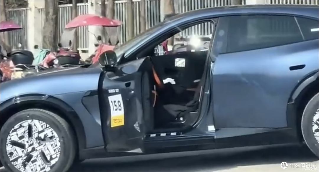 小米YU7实车图再度曝光，预计价格在30-40万之间_SUV_什么值得买