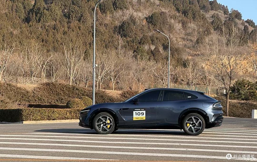 小米YU7实车图再度曝光，预计价格在30-40万之间_SUV_什么值得买