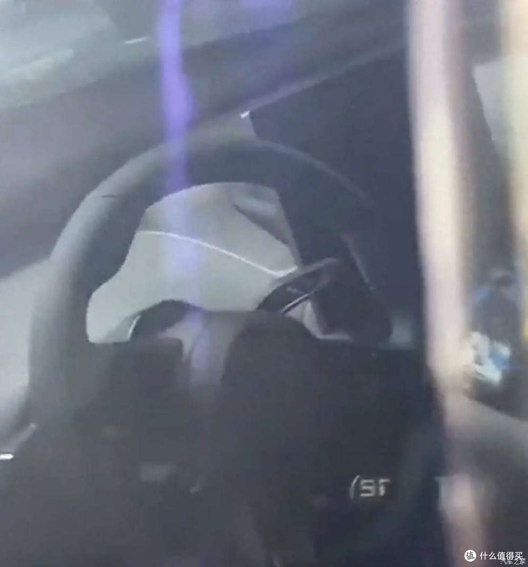 小米YU7实车图再度曝光，预计价格在30-40万之间_SUV_什么值得买