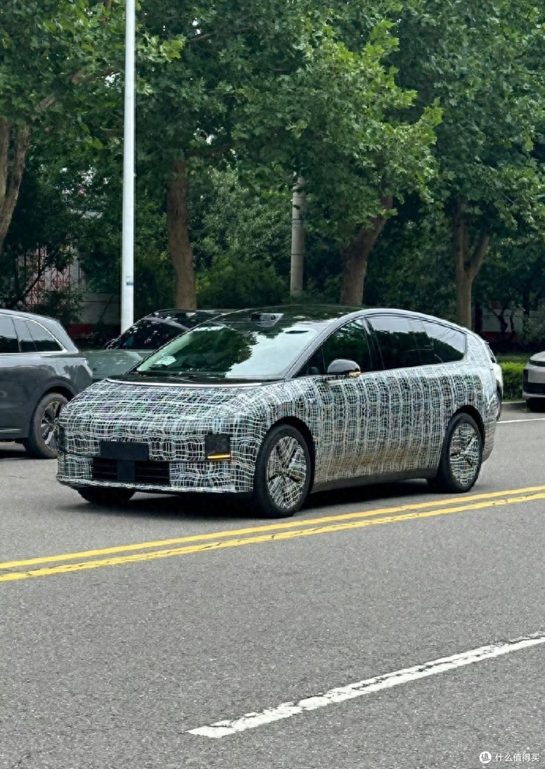 理想i8纯电旗舰SUV蓄势待发！上海车展有望首秀，5C快充+6座布局_新能源车_什么值得买