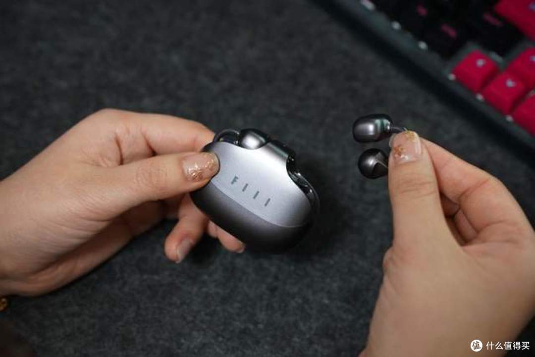 办公室摸鱼神器！夹耳设计隐形听歌，FIIL Atom耳机深度体验_蓝牙耳机_什么值得买