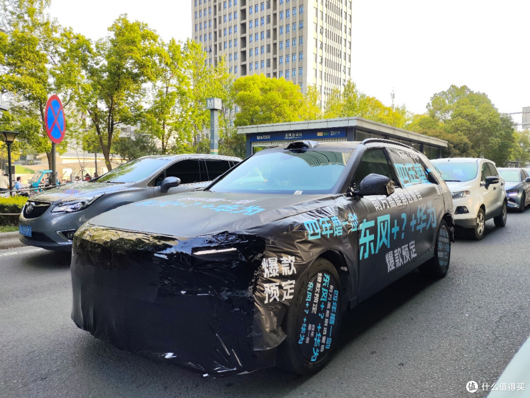 网友偶遇华为最强智驾ADS4.0首款SUV路测，车顶凸起疑似激光雷达_新能源车_什么值得买