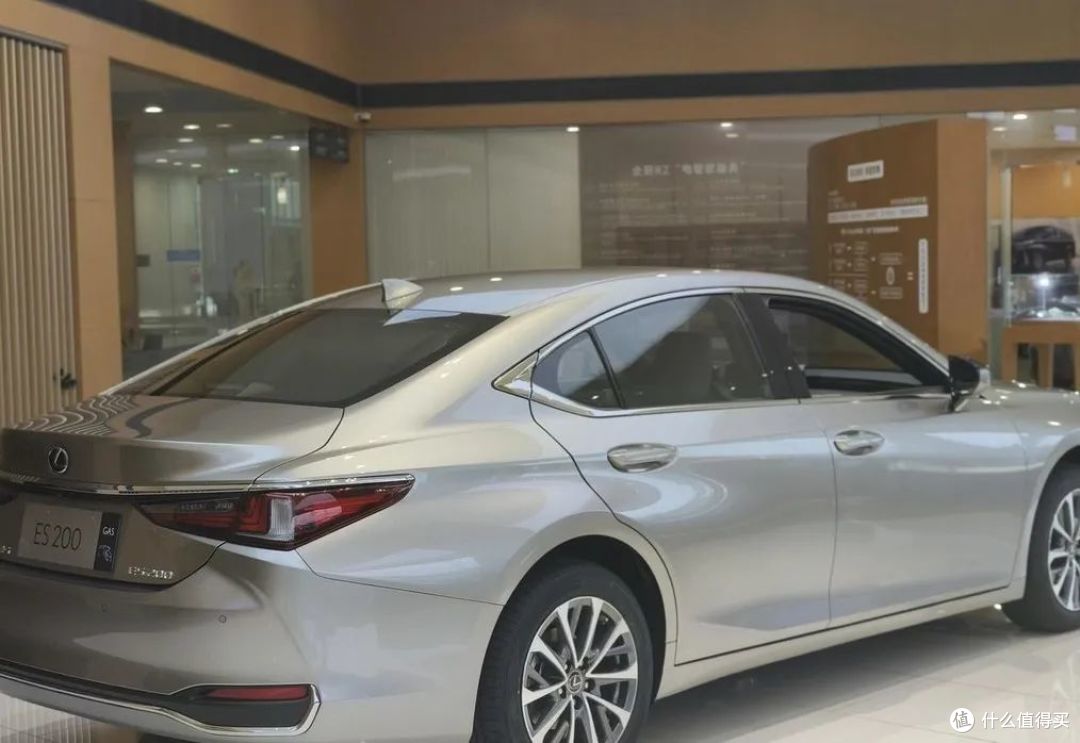 雷克萨斯ES200配置不纠结，21.99万还有补贴，抄底时机到了？_轿车_什么值得买