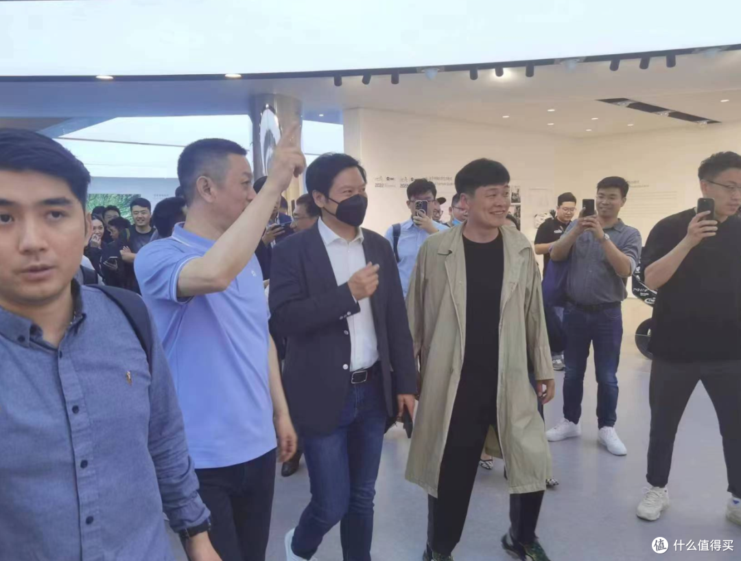 小米SU7躺枪！蔚来CEO：蔚来致敬BBA、保时捷，但没有抄袭它们！_新能源车_什么值得买