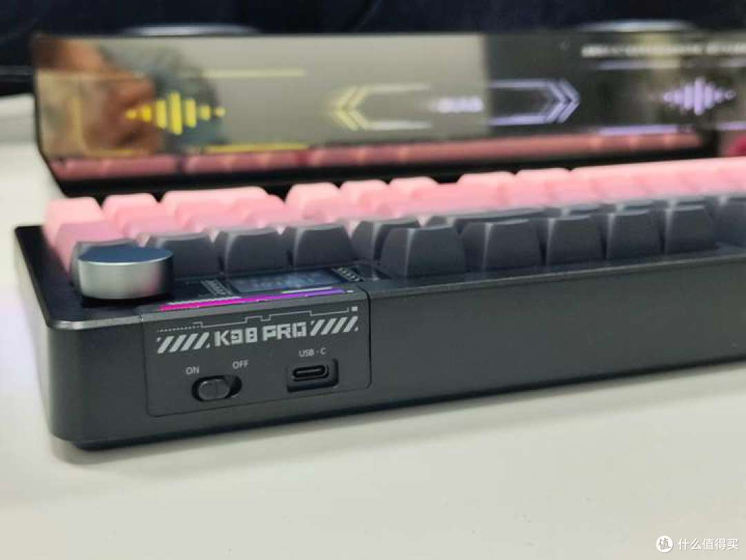 侧刻键帽 + RGB 灯效：凌豹 K98Pro 把颜值直接焊在键盘上_键盘_什么值得买