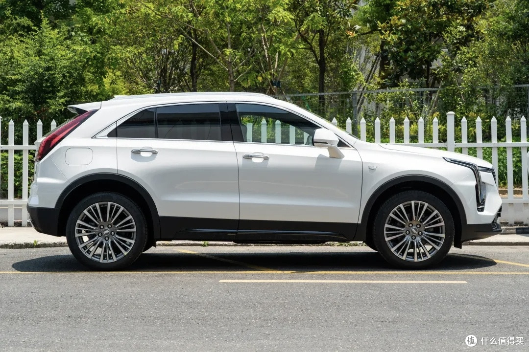 15.99万的豪华SUV无人识？凯迪拉克XT4的“性价比困局”_SUV_什么值得买