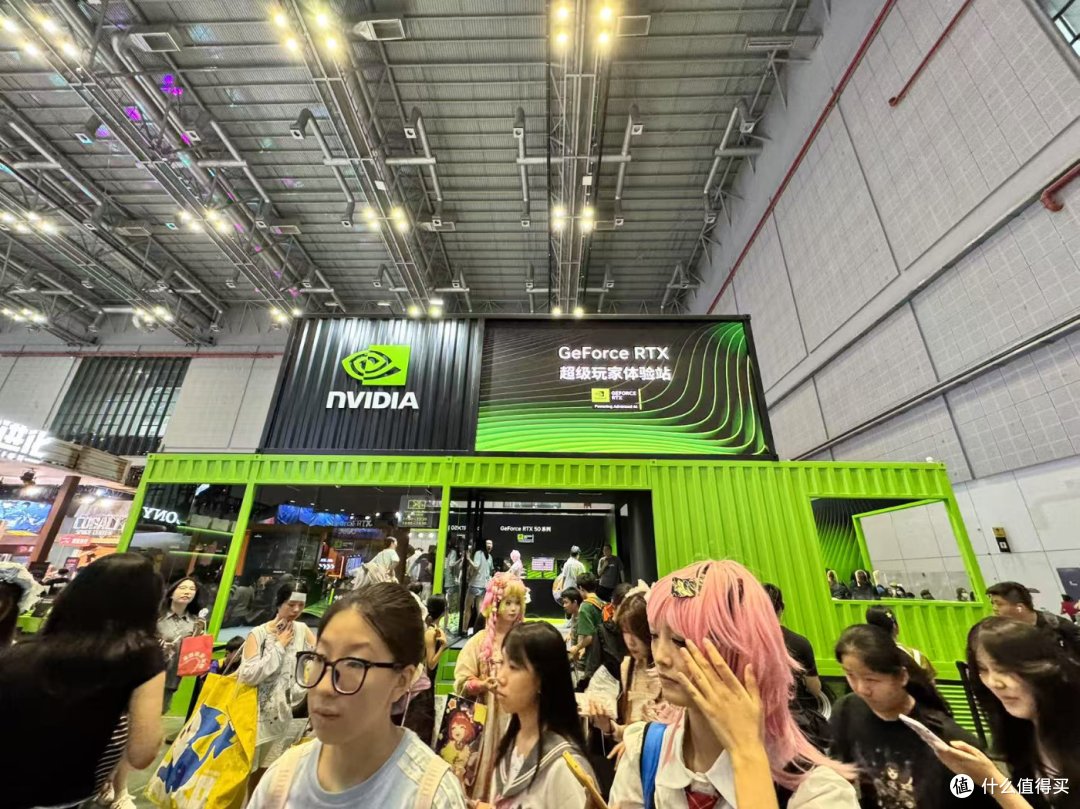 BW2025：英伟达集装箱店卖公版卡， RTX 5080/5070京东快递到家_显卡_什么值得买