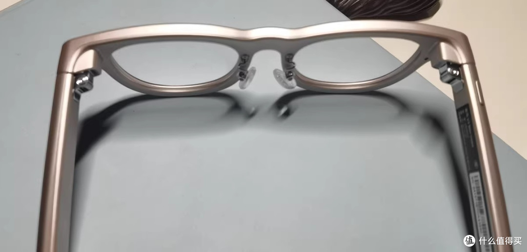 眼镜变身拍摄利器：RayNeo V3 Slim，新鲜酷感难掩稚嫩_智能眼镜_什么值得买