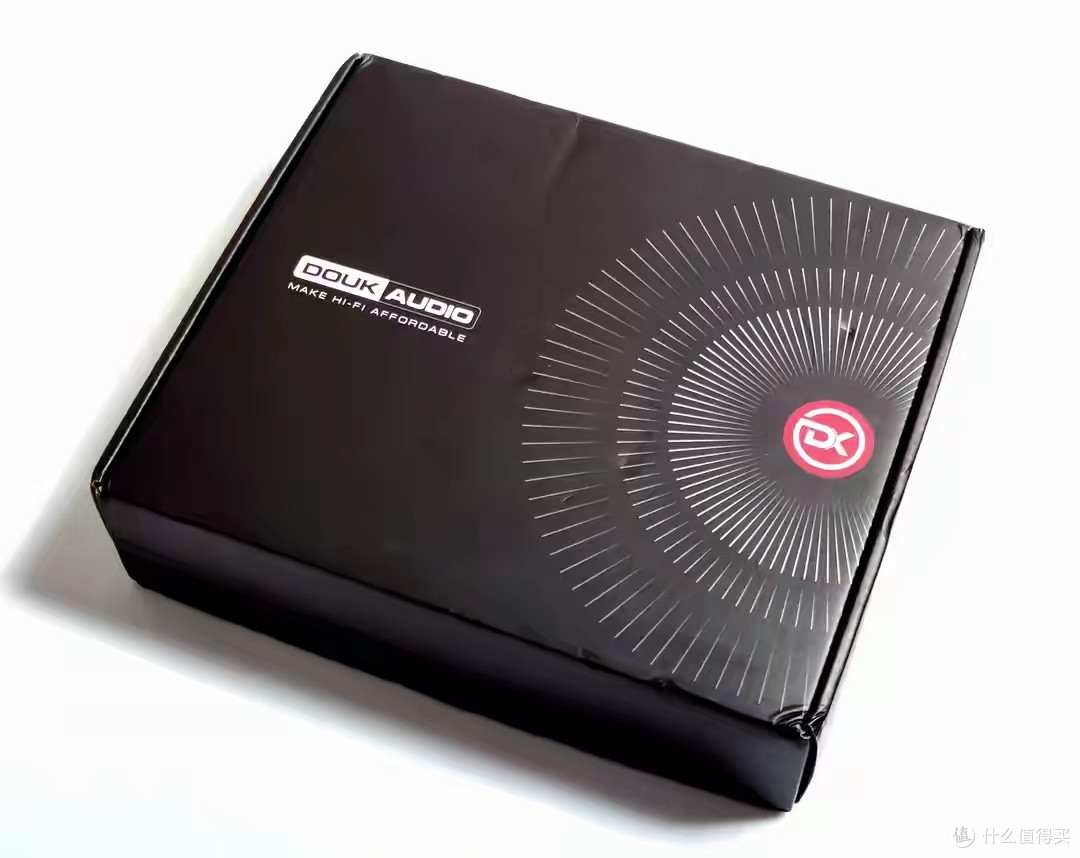 玻璃窗下的全场景可玩音频中枢Douk Audio A5 Pro耳放功放机评测_专业音频_什么值得买