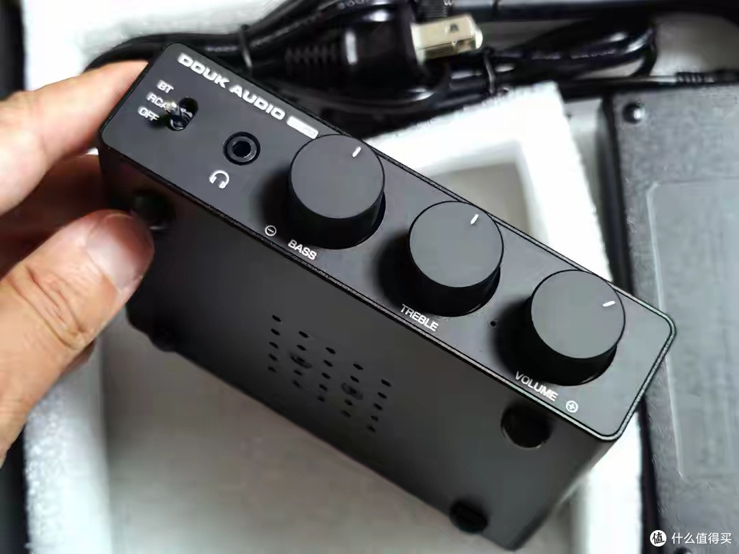 玻璃窗下的全场景可玩音频中枢Douk Audio A5 Pro耳放功放机评测_专业音频_什么值得买