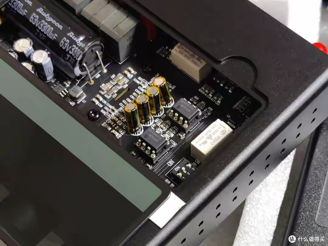 玻璃窗下的全场景可玩音频中枢Douk Audio A5 Pro耳放功放机评测_专业音频_什么值得买