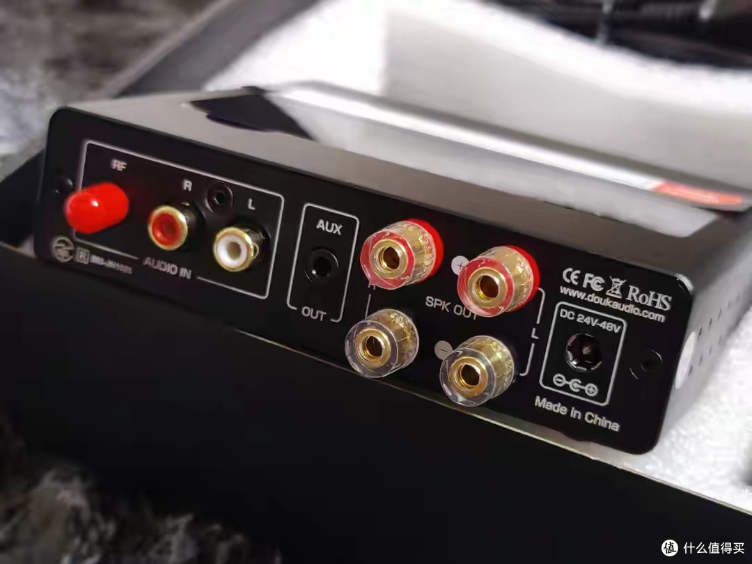 玻璃窗下的全场景可玩音频中枢Douk Audio A5 Pro耳放功放机评测_专业音频_什么值得买