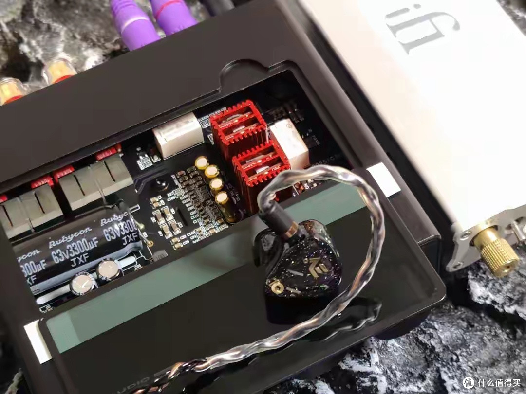 玻璃窗下的全场景可玩音频中枢Douk Audio A5 Pro耳放功放机评测_专业音频_什么值得买