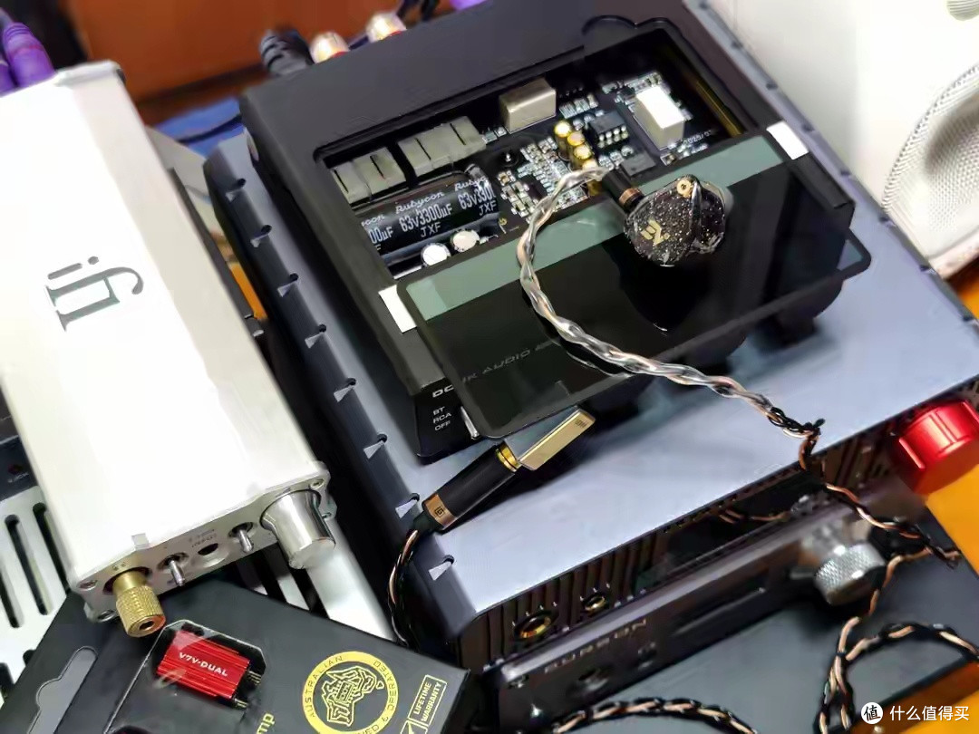 玻璃窗下的全场景可玩音频中枢Douk Audio A5 Pro耳放功放机评测_专业音频_什么值得买