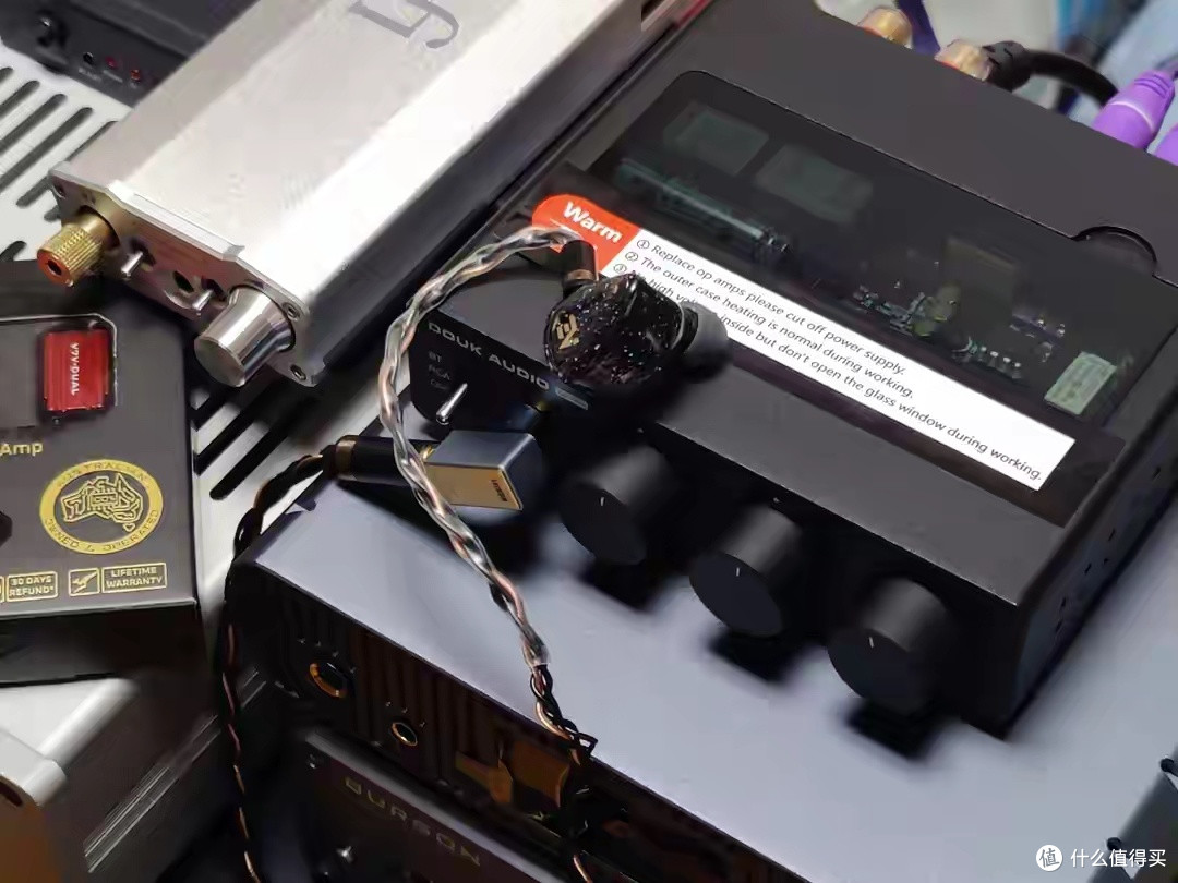 玻璃窗下的全场景可玩音频中枢Douk Audio A5 Pro耳放功放机评测_专业音频_什么值得买