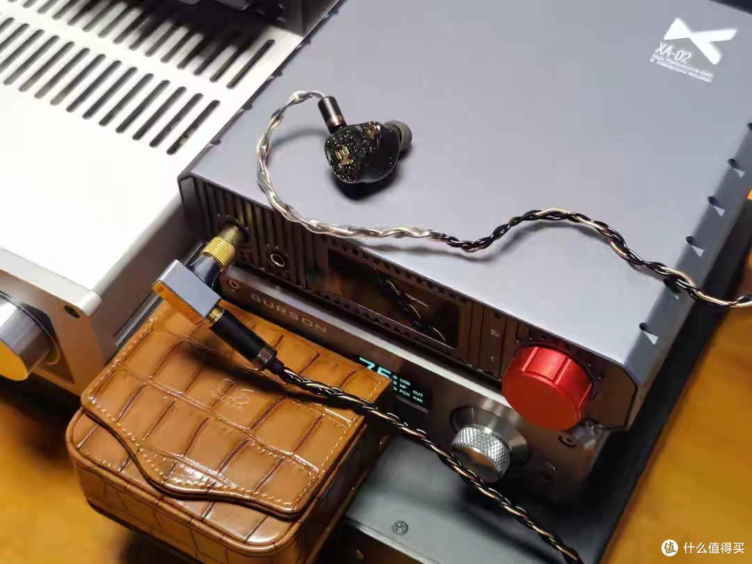 玻璃窗下的全场景可玩音频中枢Douk Audio A5 Pro耳放功放机评测_专业音频_什么值得买