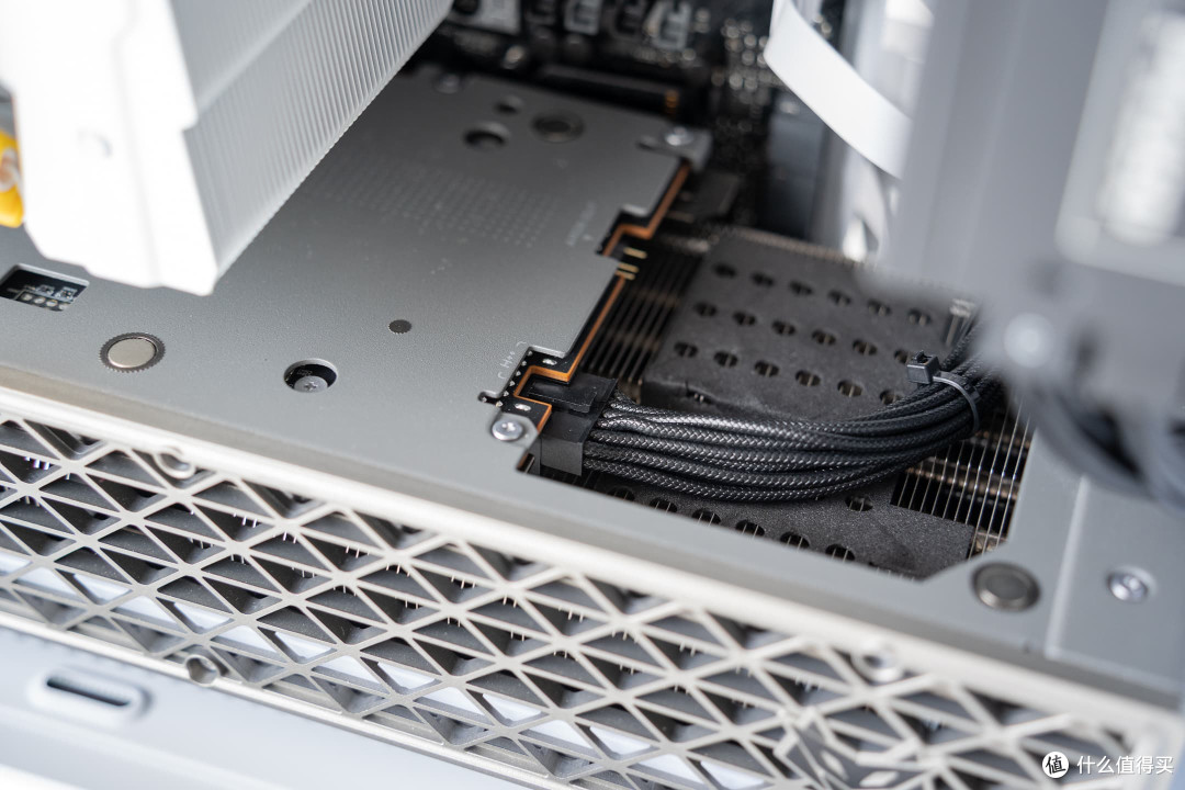 从颜值与便携，方糖机械大师 iF25 重新定义小尺寸机箱_机箱_什么值得买