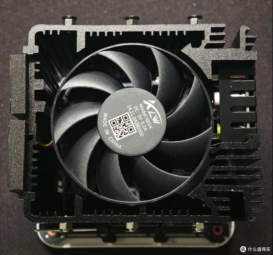 飞牛首款全闪合作硬件NAS｜零刻ME mini上手体验_NAS存储_什么值得买