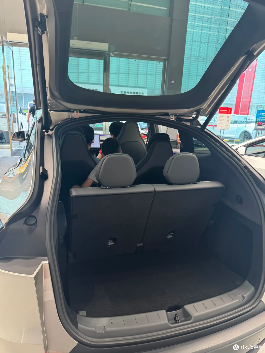 特斯拉 Model YL，豪华担当还是性价比之选？_新能源车_什么值得买