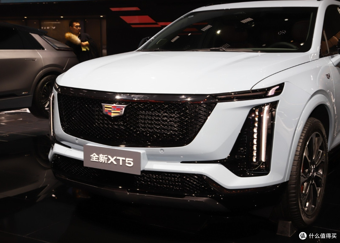 23.49 万起就能买！2026 款凯迪拉克 XT5 上市，配置升级还标配四驱_中型SUV_什么值得买