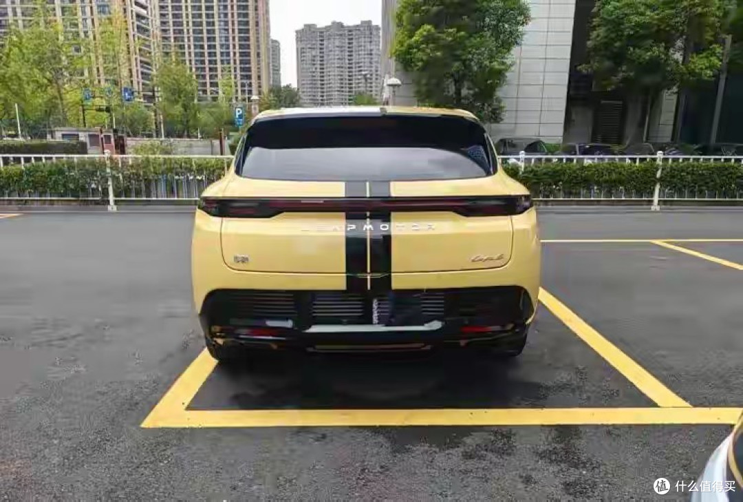 和全新名爵MG4同级，最大续航605KM，零跑Lafa5实车现身街头_新能源车_什么值得买