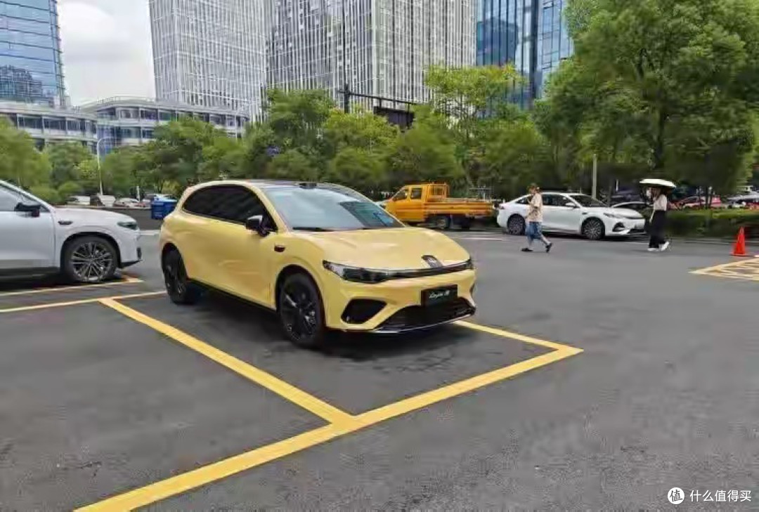 和全新名爵MG4同级，最大续航605KM，零跑Lafa5实车现身街头_新能源车_什么值得买