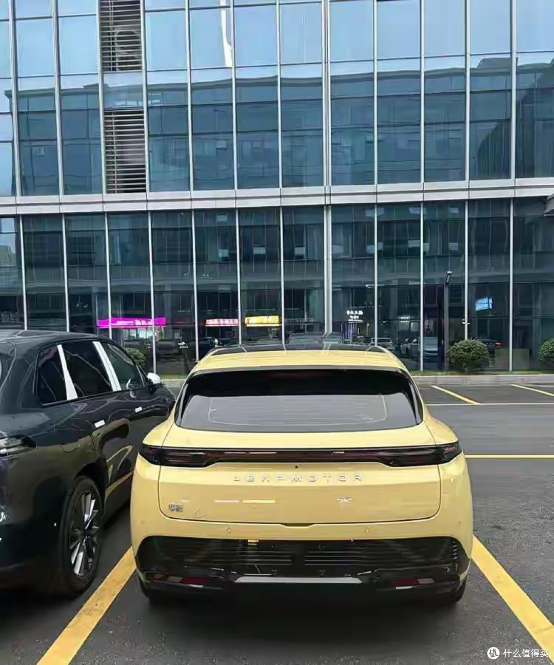 和全新名爵MG4同级，最大续航605KM，零跑Lafa5实车现身街头_新能源车_什么值得买