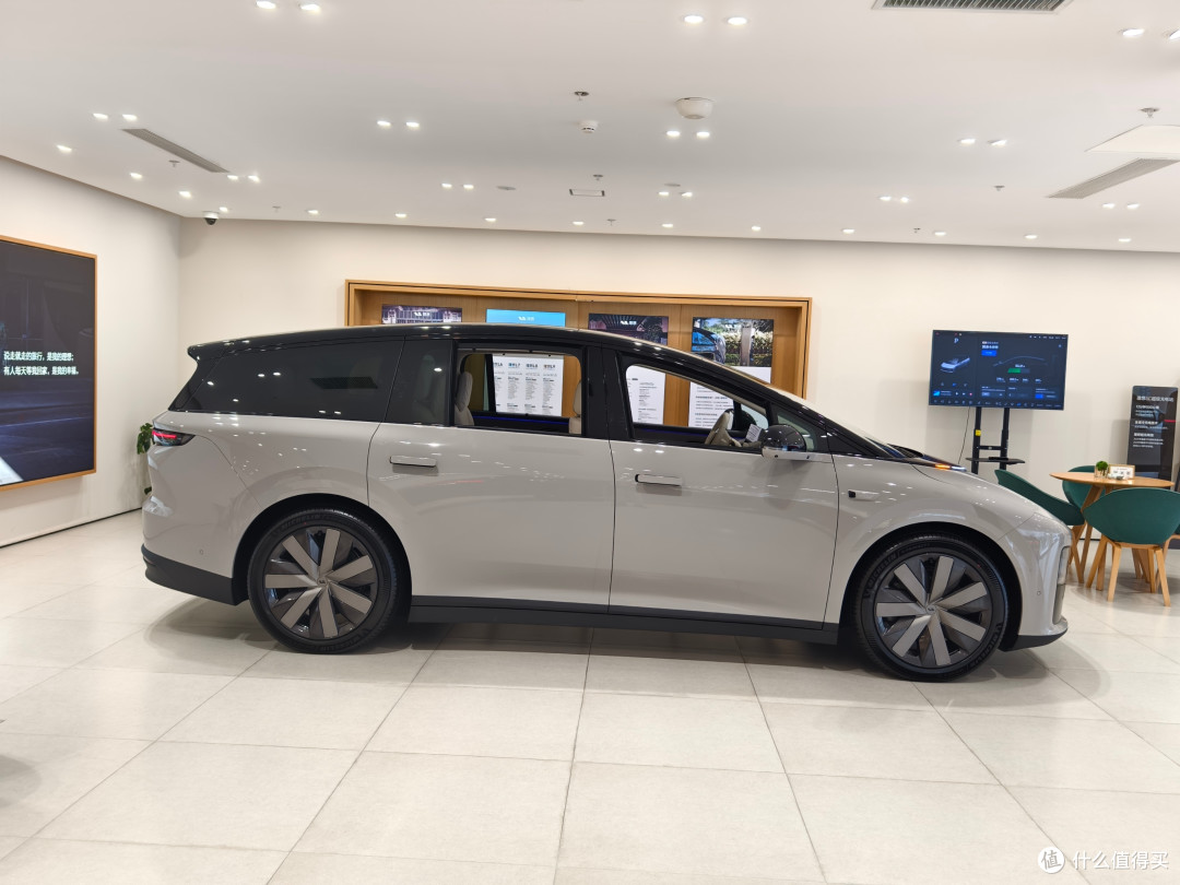 理想i6和i8对比试驾报告：差价十万到底差在哪？_新能源车_什么值得买