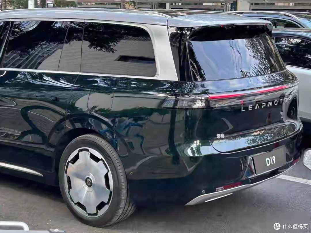 25万杀疯了！零跑D19亮相，全尺寸SUV要掀理想问界的桌子？_新能源车_什么值得买