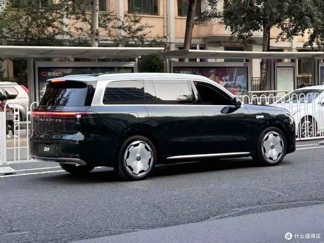 25万杀疯了！零跑D19亮相，全尺寸SUV要掀理想问界的桌子？_新能源车_什么值得买